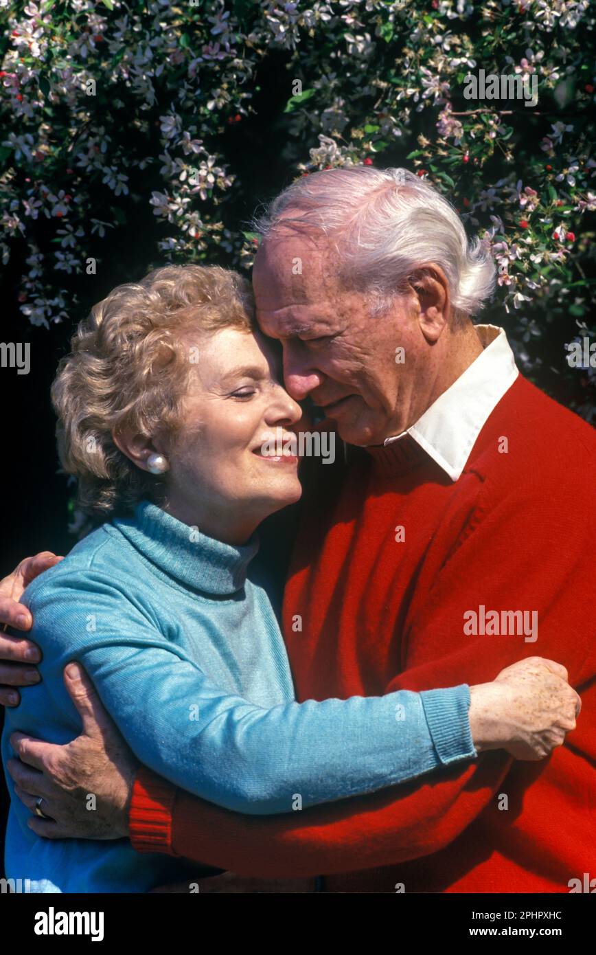 Couple embrace hi-res stock photography and images - Alamy