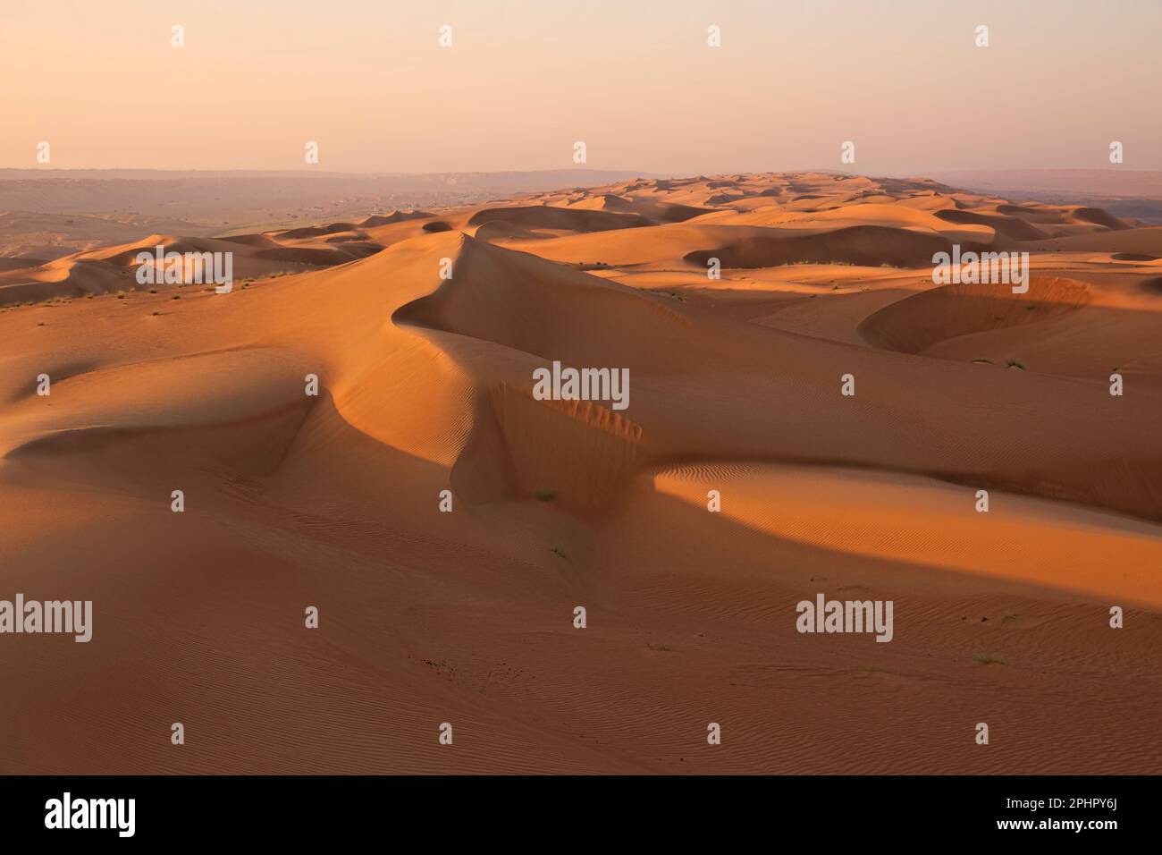 Sculpted sand dunes, Wahiba Sands, Ash Sharqiyah, Oman Stock Photo - Alamy