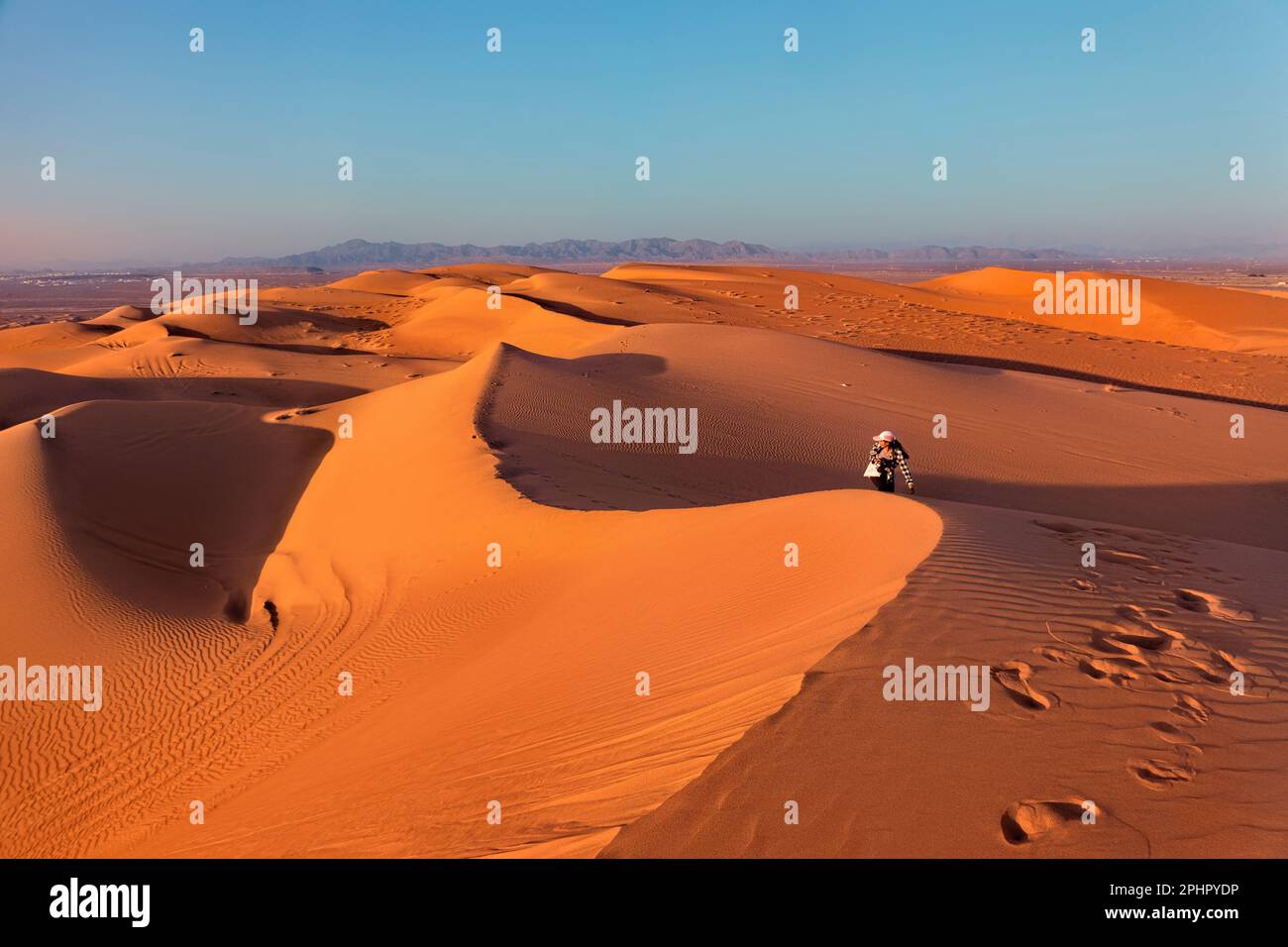 Walking through the dunes in the Wahiba Sands, Ash Sharqiyah, Oman ...