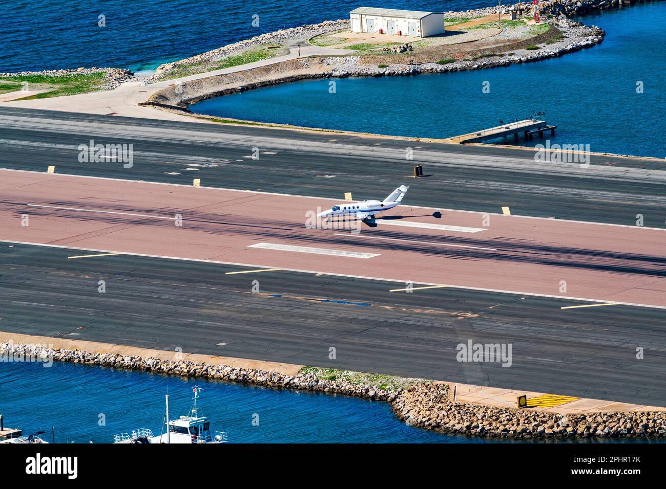 Gibraltar runway flight landing hi-res stock photography and images - Alamy