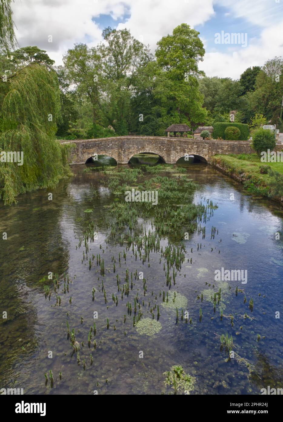Cotswolds countryside river coln bibury hi-res stock photography and ...