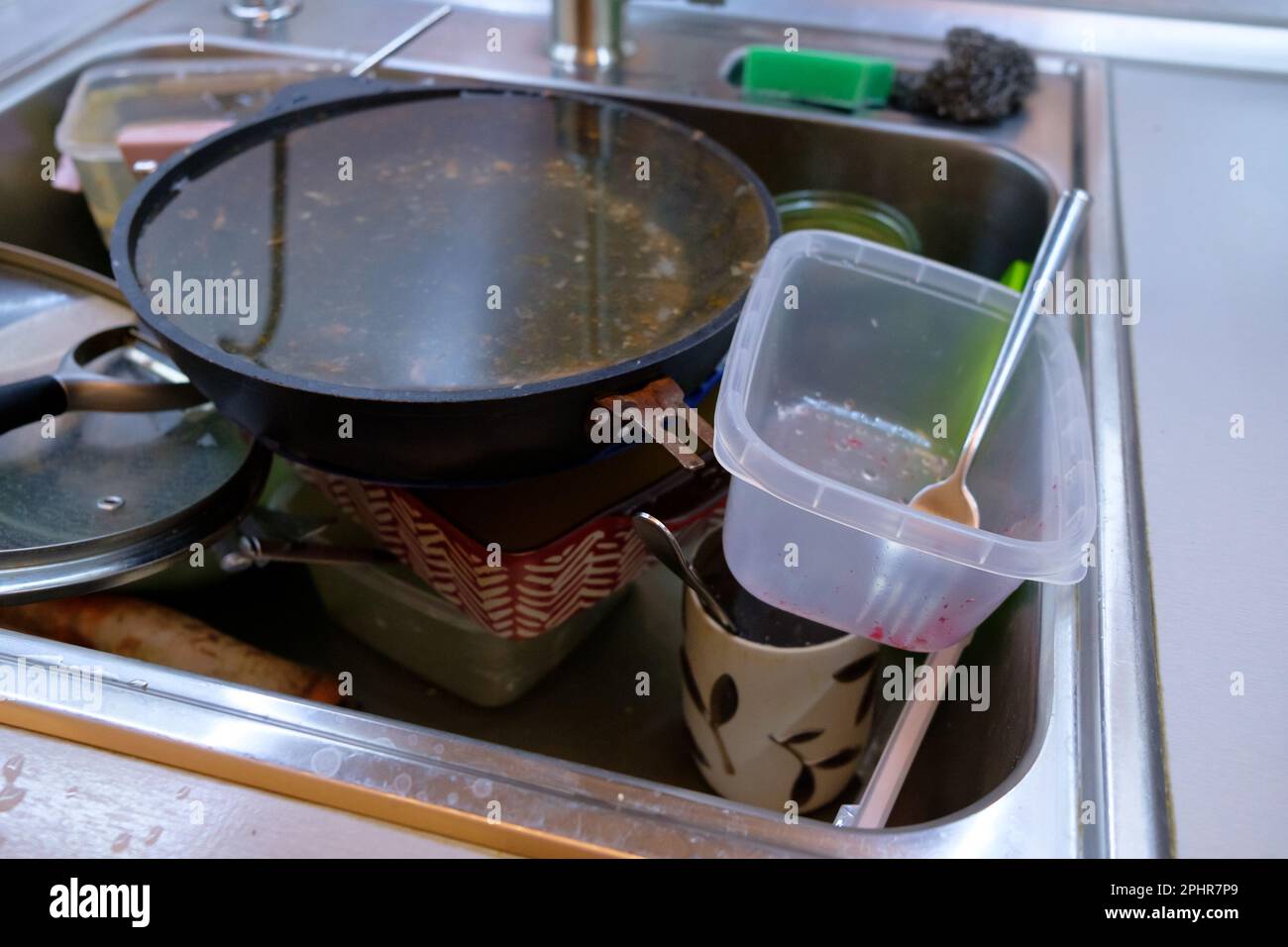 Dirty pan spoon in kitchen hi-res stock photography and images - Alamy