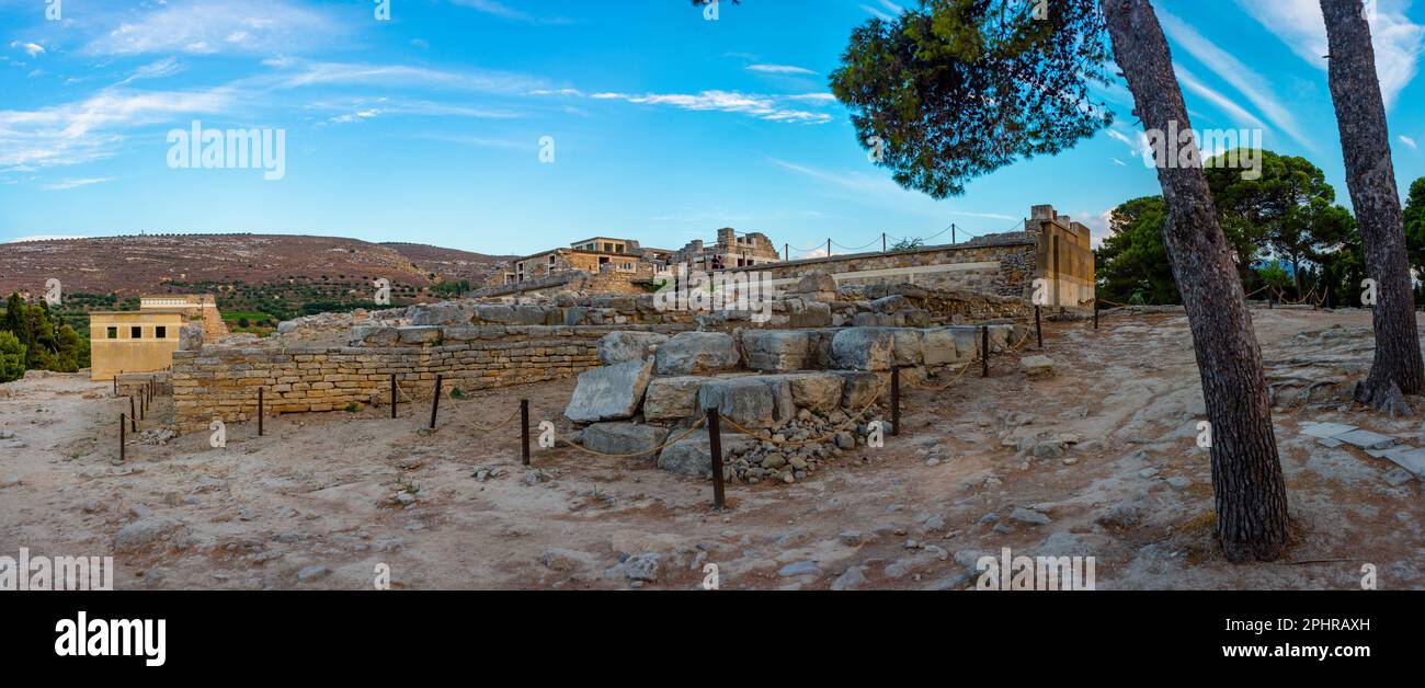 Sunset view of the ruins of Knossos palace at Greek island Crete Stock ...