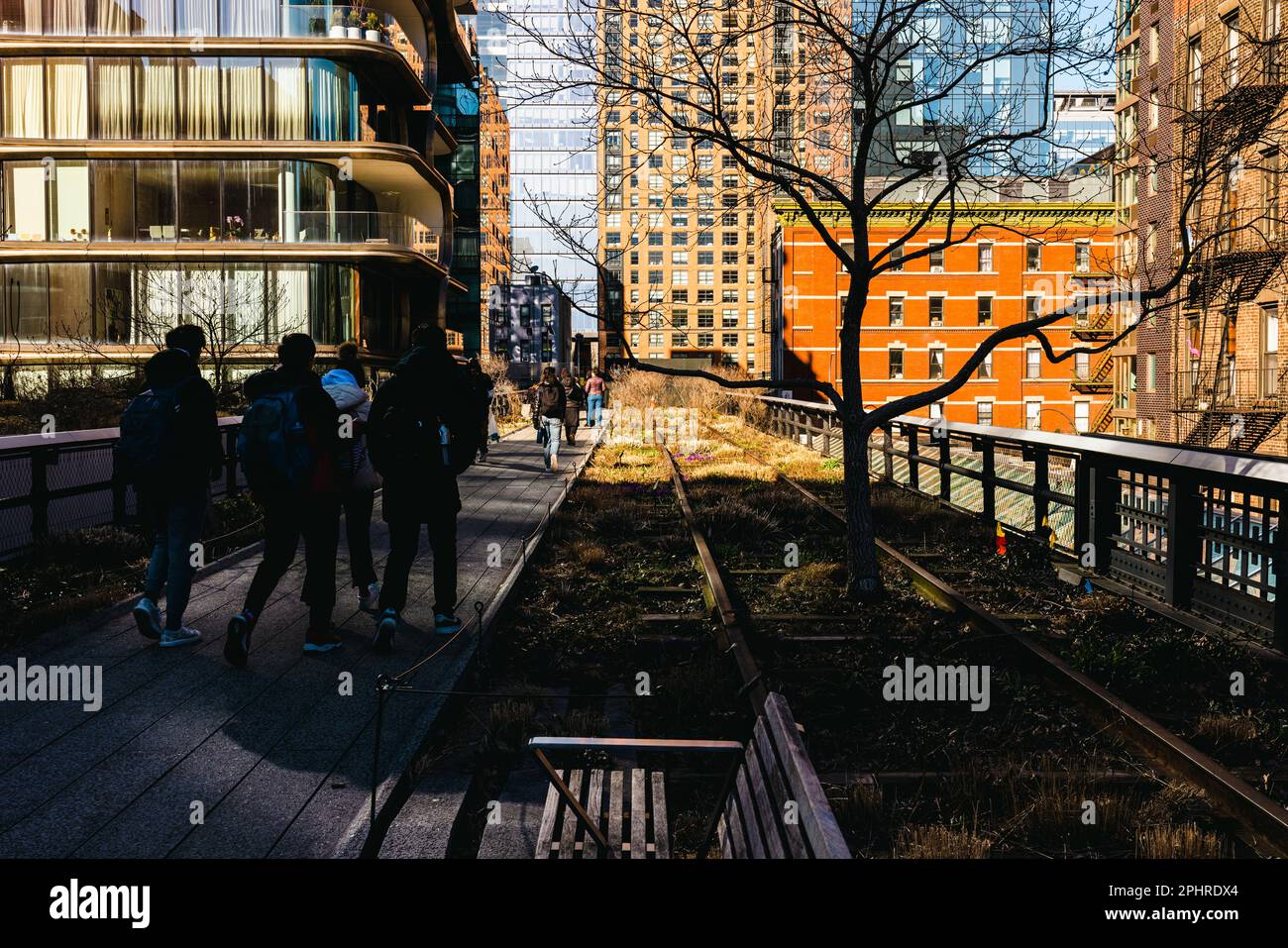 The high line new york people walking hi-res stock photography and ...