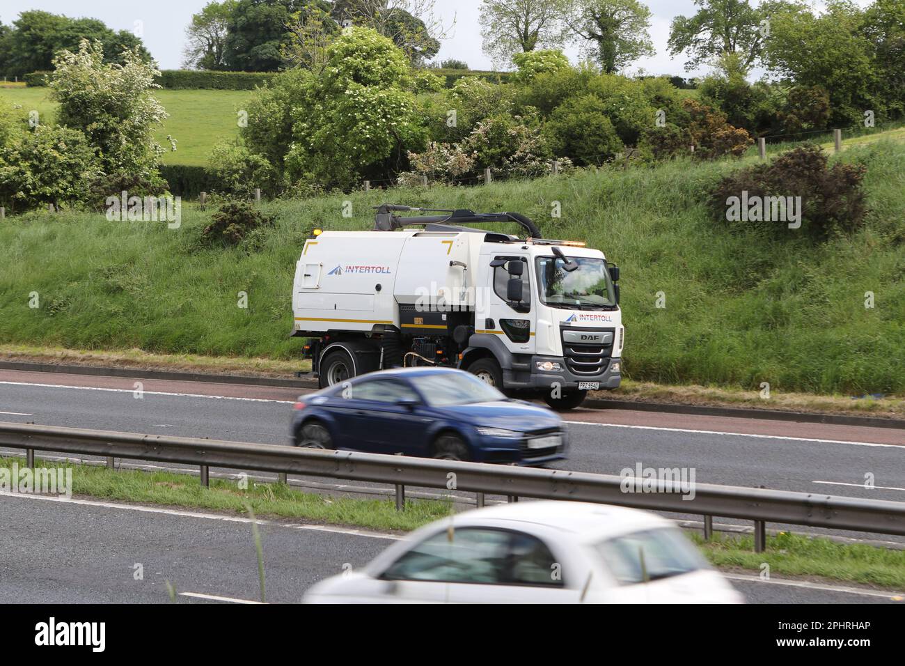 DAF Intertoll Road Sweeper working at the Edge of the M1 Motorway ...