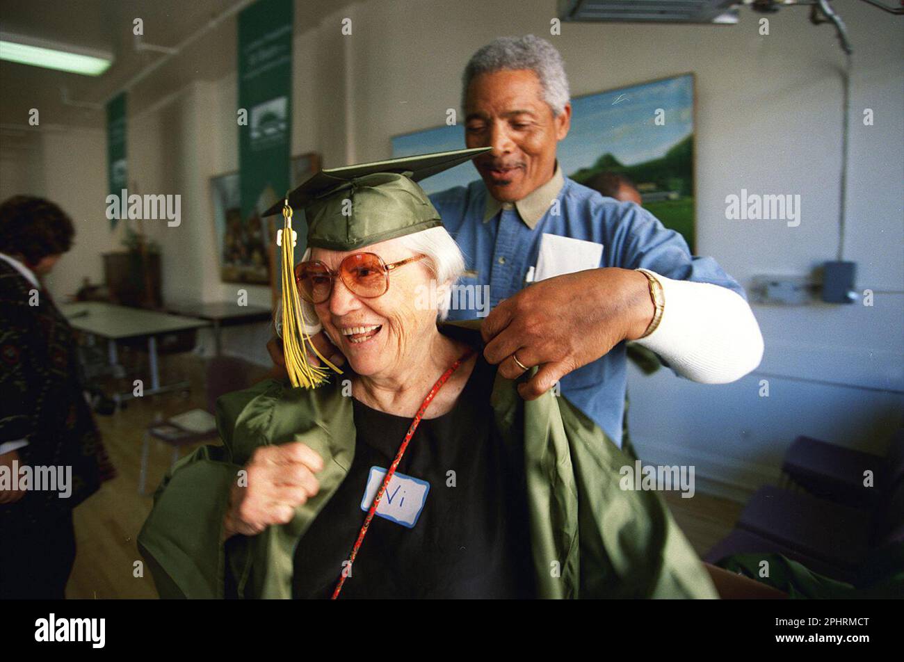 SENIORS19-C-18FEB00-MN-LS-- Cleo Walker, 66, helps Vi Beeson, 83, with ...