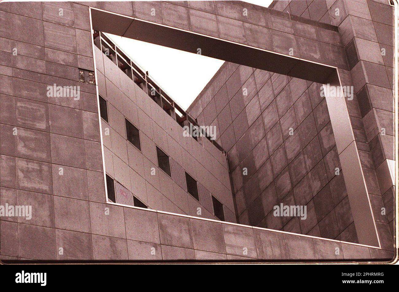 new library 1/c/22MAR95/DD/LS THE CENTERPIECE OF THE NEW LIBRARY WILL ...