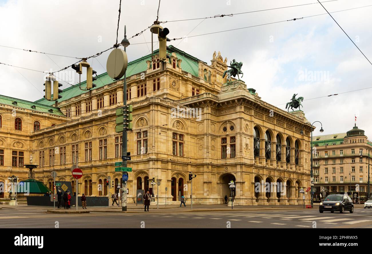 Vienna's State Opera House from outside Stock Photo - Alamy