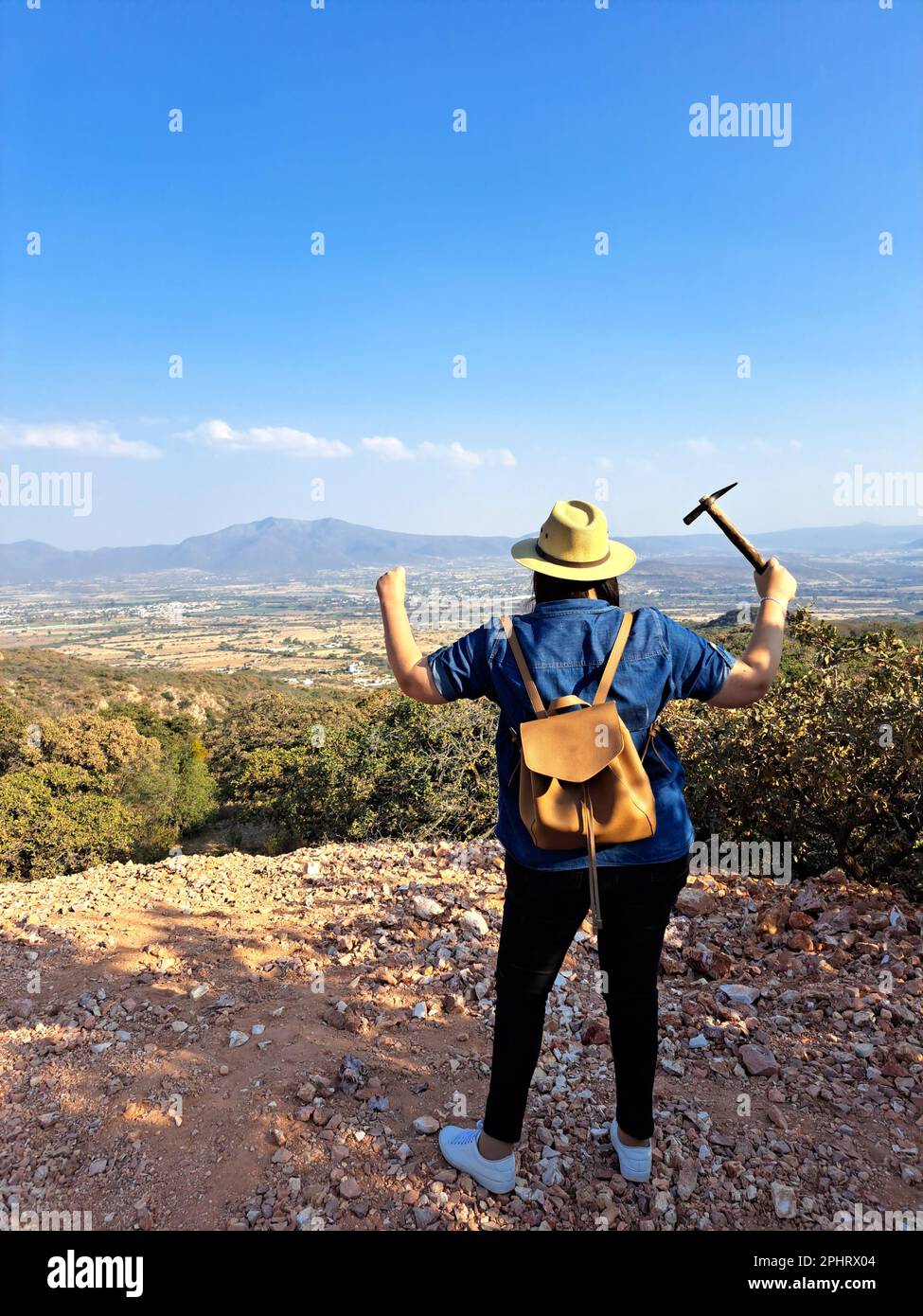 Female geologist pick hi-res stock photography and images - Alamy