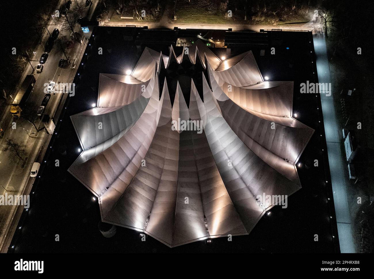Berlin, Germany. 30th Mar, 2023. The roof of the Tempodrom lights up in ...