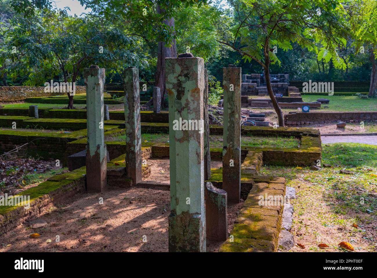 Vishna shrine at polonnaruwa in Sri Lanka Stock Photo - Alamy