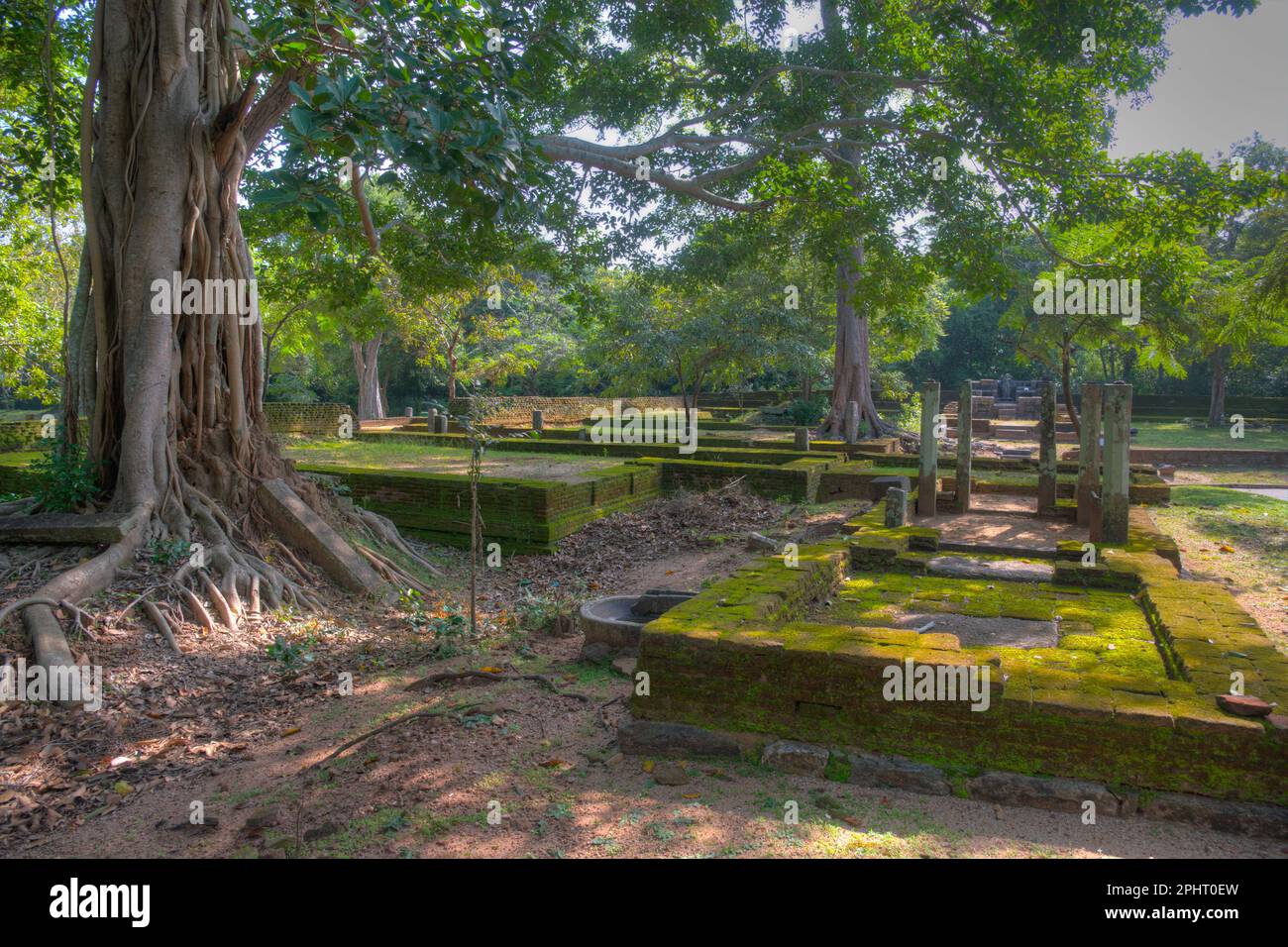 Vishna shrine at polonnaruwa in Sri Lanka Stock Photo - Alamy