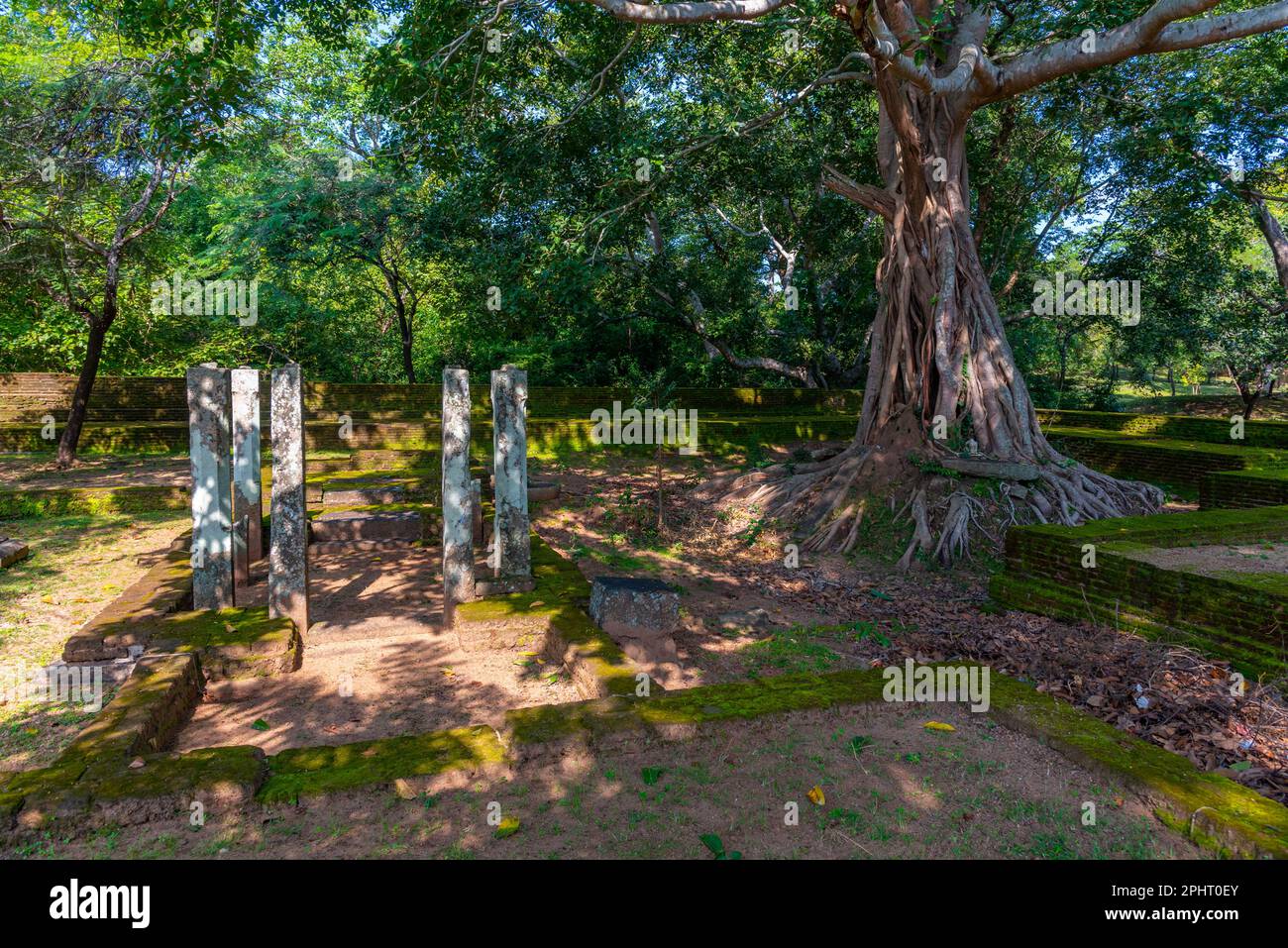 Vishna shrine at polonnaruwa in Sri Lanka Stock Photo - Alamy
