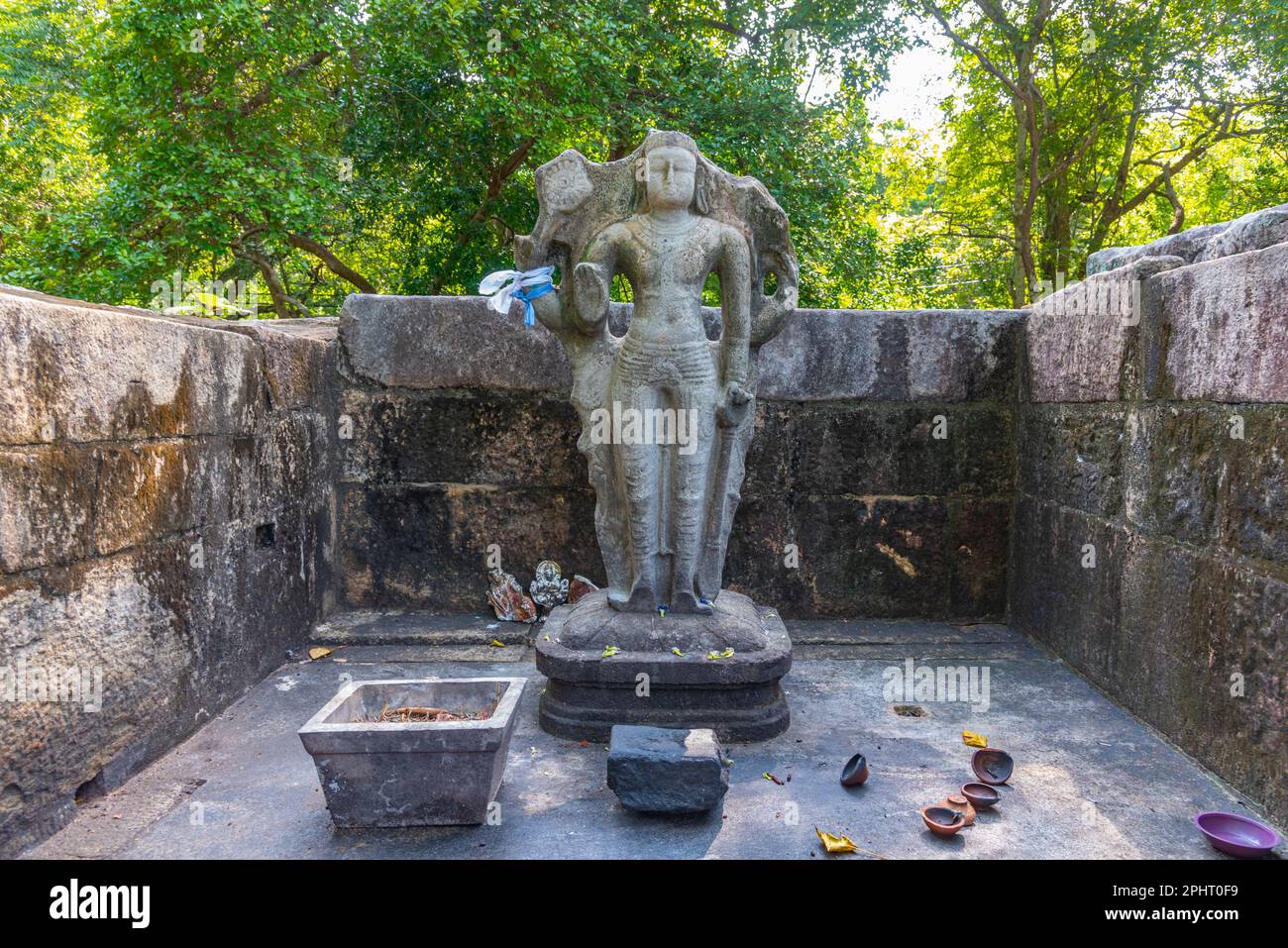 Vishna shrine at polonnaruwa in Sri Lanka Stock Photo - Alamy