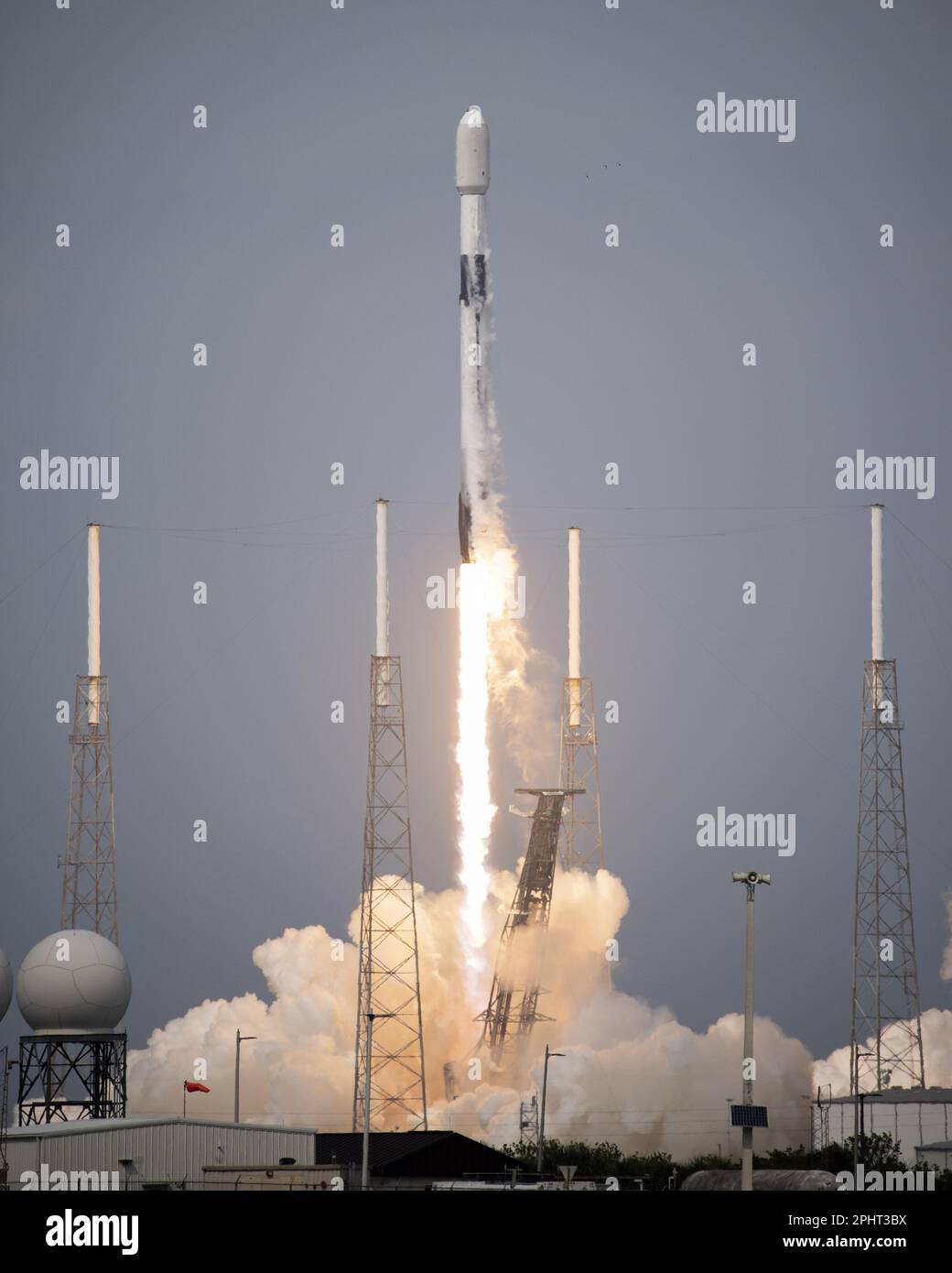 A SpaceX Falcon 9 rocket launches a batch of 56 "Starlink" satellites ...