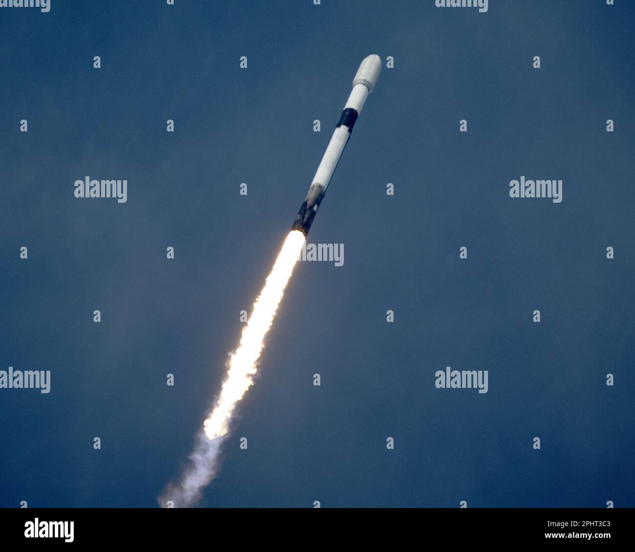 A SpaceX Falcon 9 rocket launches a batch of 56 "Starlink" satellites ...