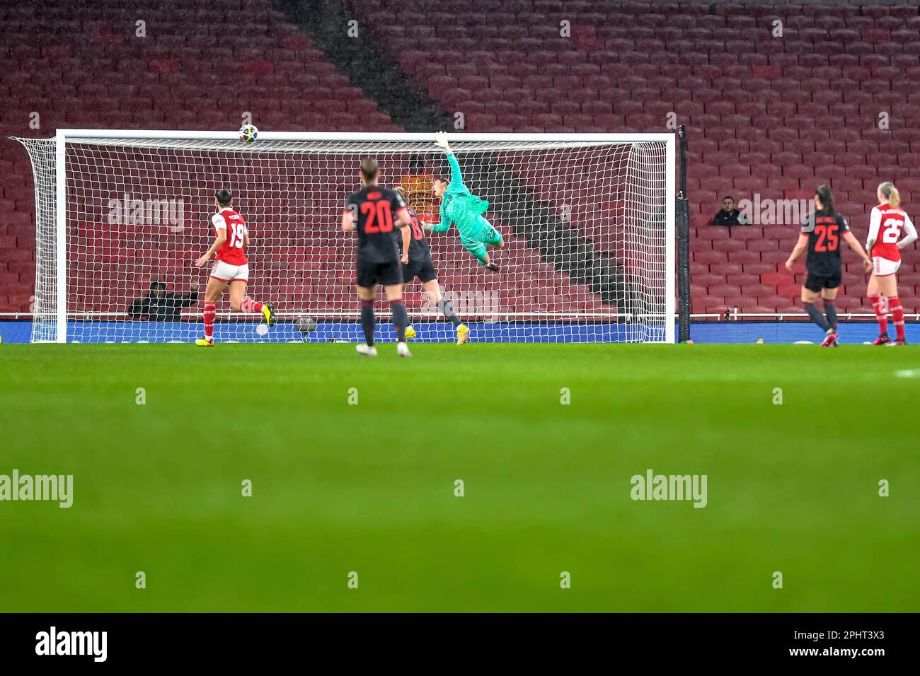 Emirates stadium arsenal night hi-res stock photography and images - Alamy