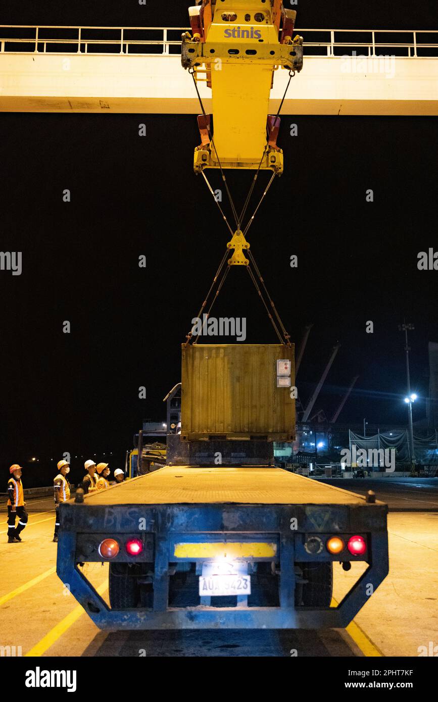 Philippine civilians observe unloading of equipment from U.S. Army ...