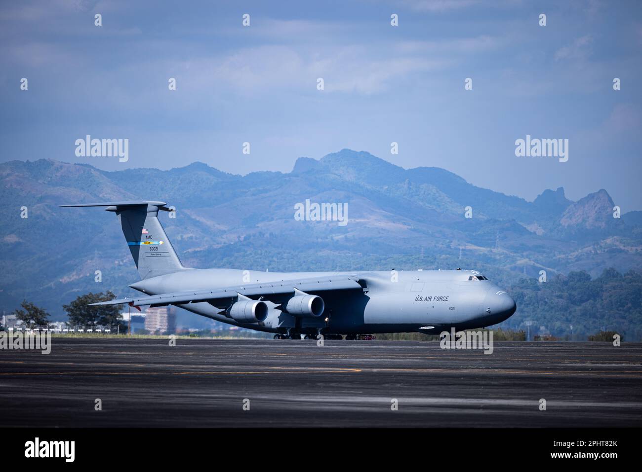 A U.S. Air Force C-5M Super Galaxy arrives at Subic Bay International ...
