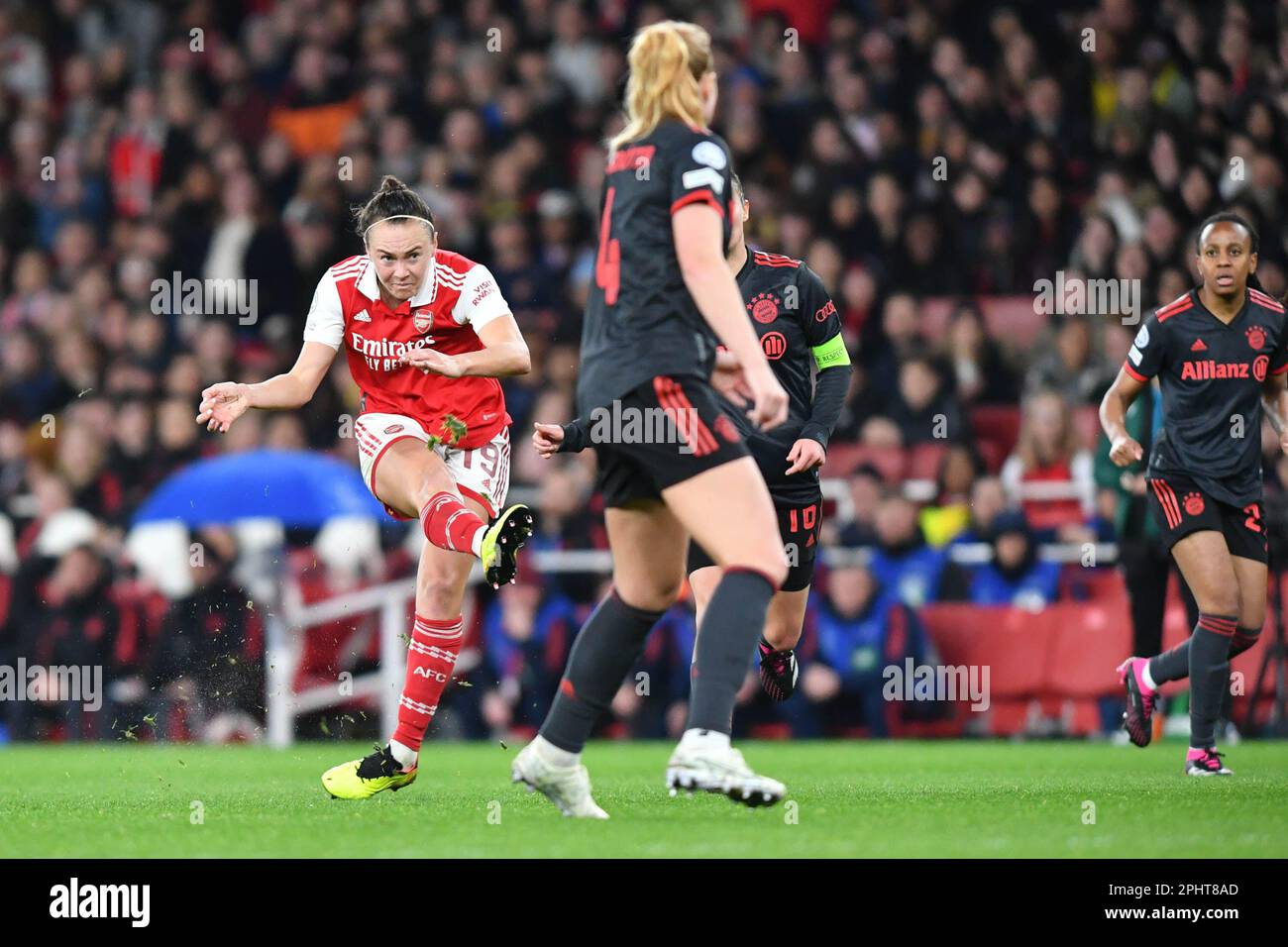 London, UK. 29th Mar, 2023. Caitlin Foord of Arsenal Women shoots ...