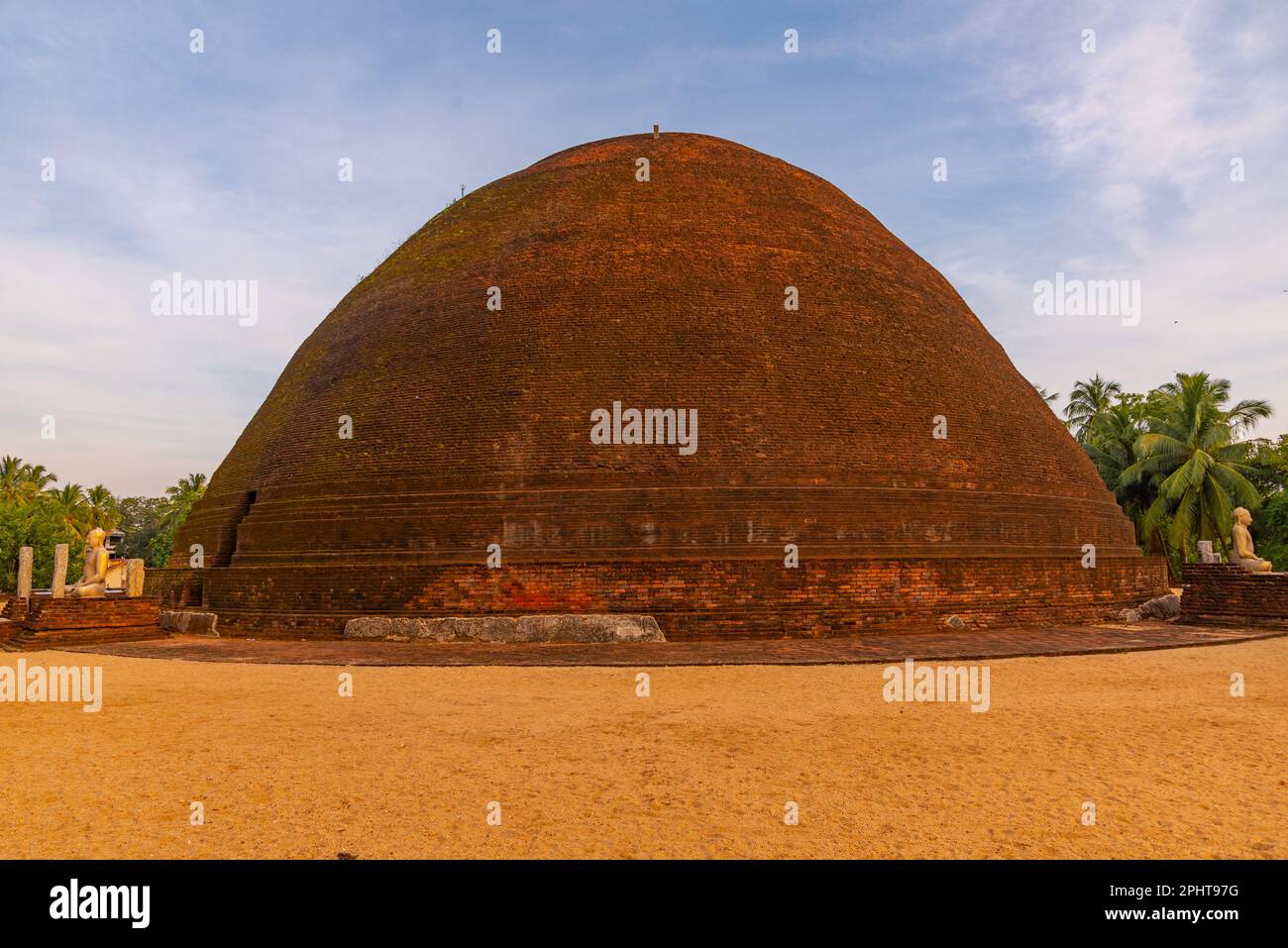 Sandagiri dagaba at Tissamaharama, Sri Lanka Stock Photo - Alamy