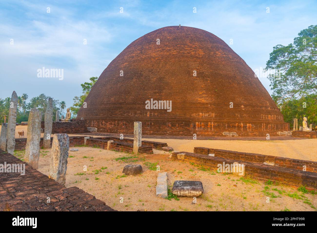 Sandagiri dagaba at Tissamaharama, Sri Lanka Stock Photo - Alamy