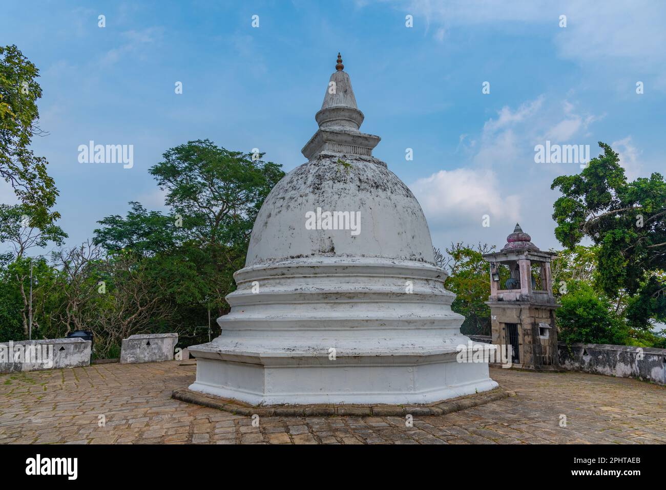 Mulkirigala rock temples at Sri Lanka Stock Photo - Alamy