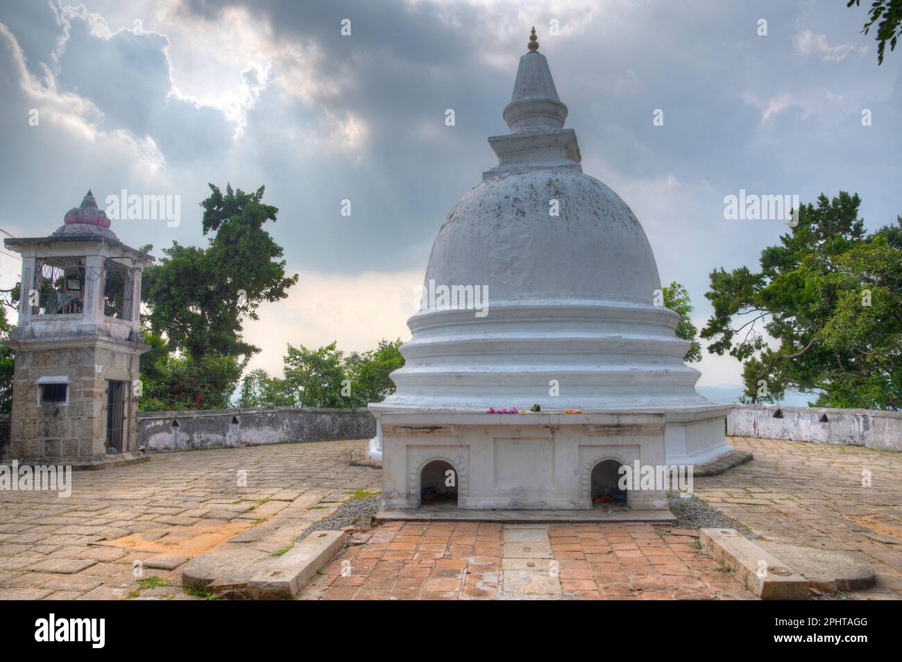 Mulkirigala rock temples at Sri Lanka Stock Photo - Alamy