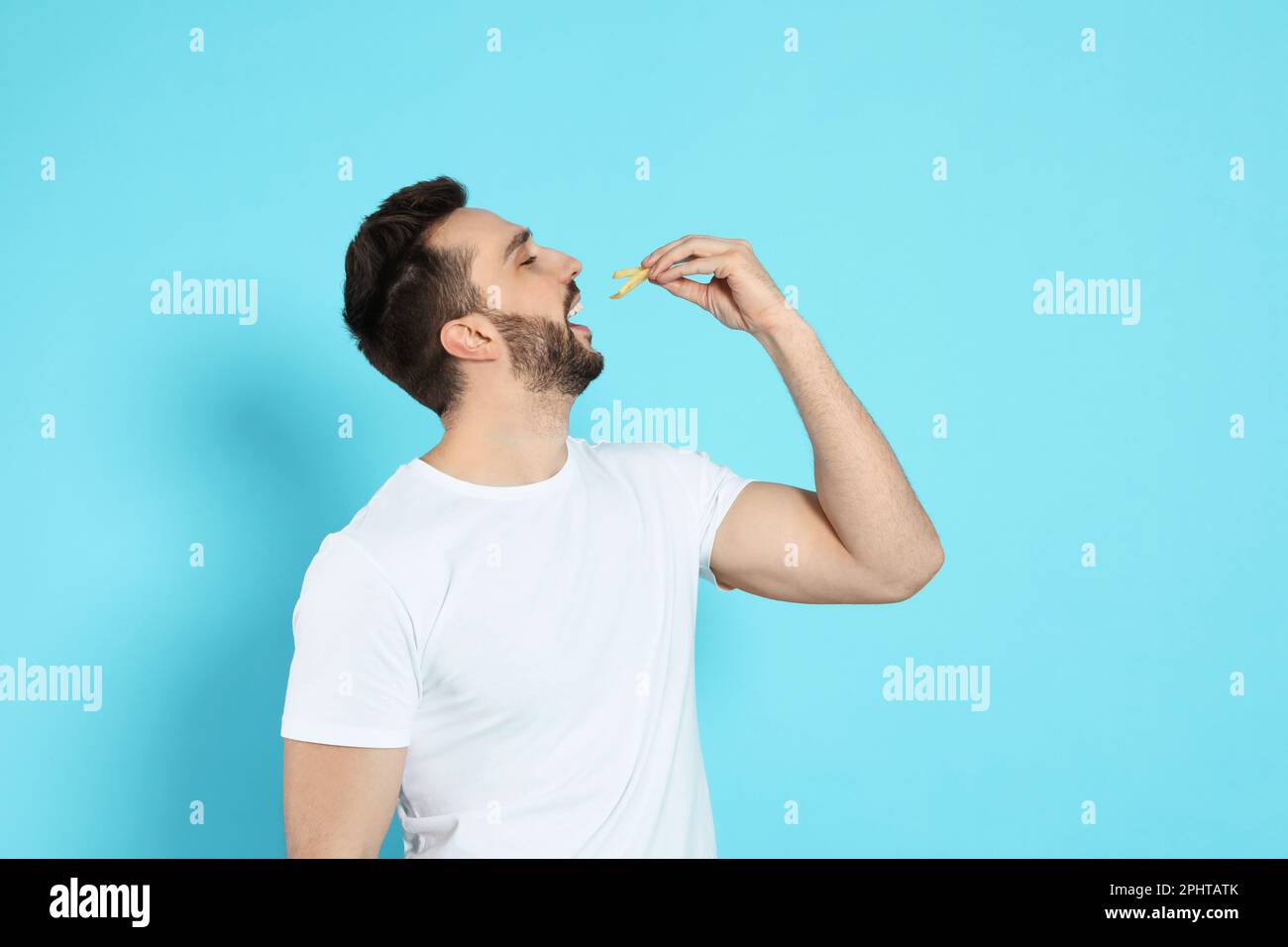 Man eating snack light hi-res stock photography and images - Alamy