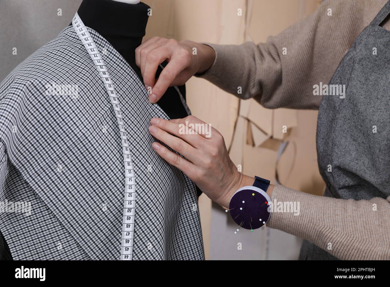 Pinning material hi-res stock photography and images - Alamy