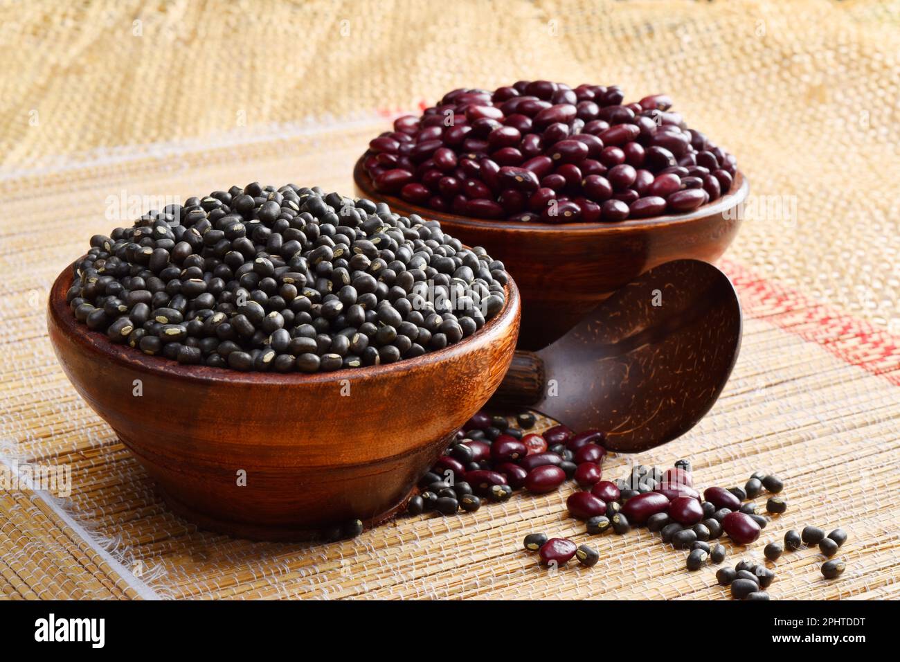 Raw black gram with Kidney beans in bowl, uncooked dal makhani Stock ...