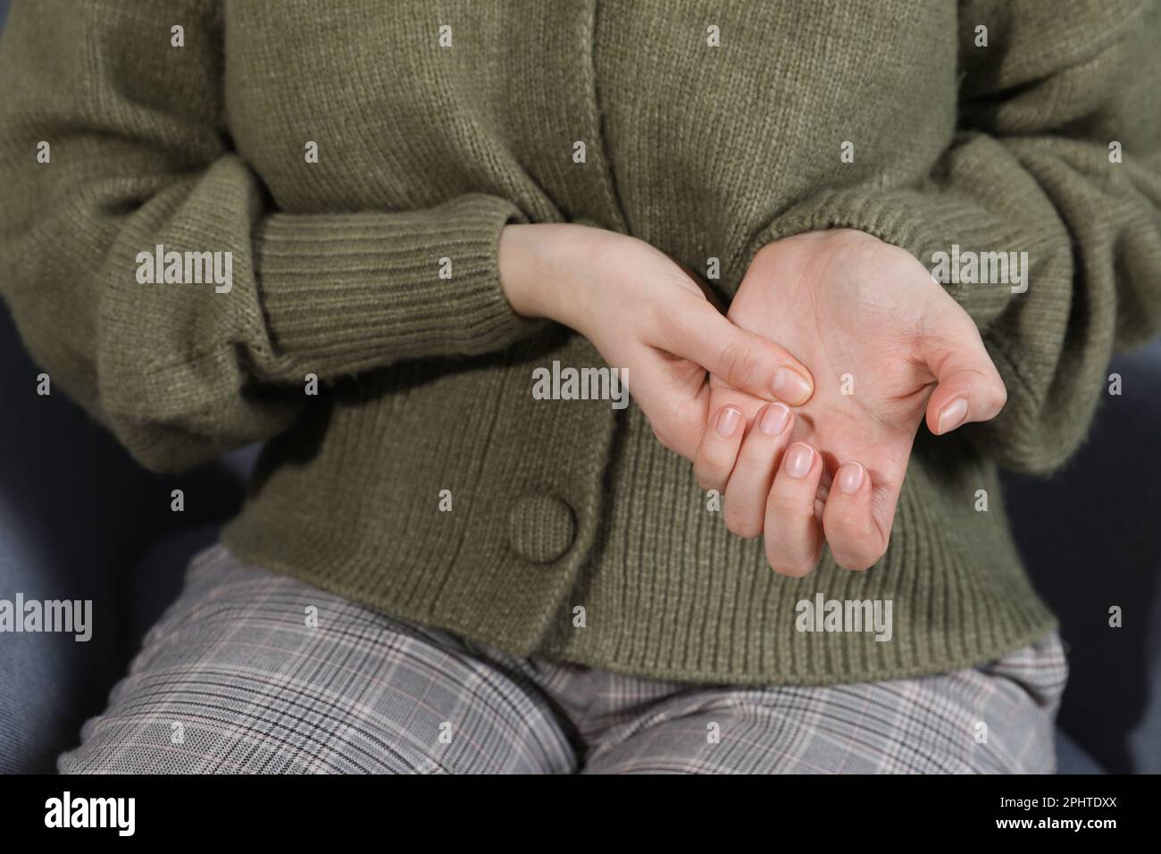 Medical condition trigger finger hi-res stock photography and images ...