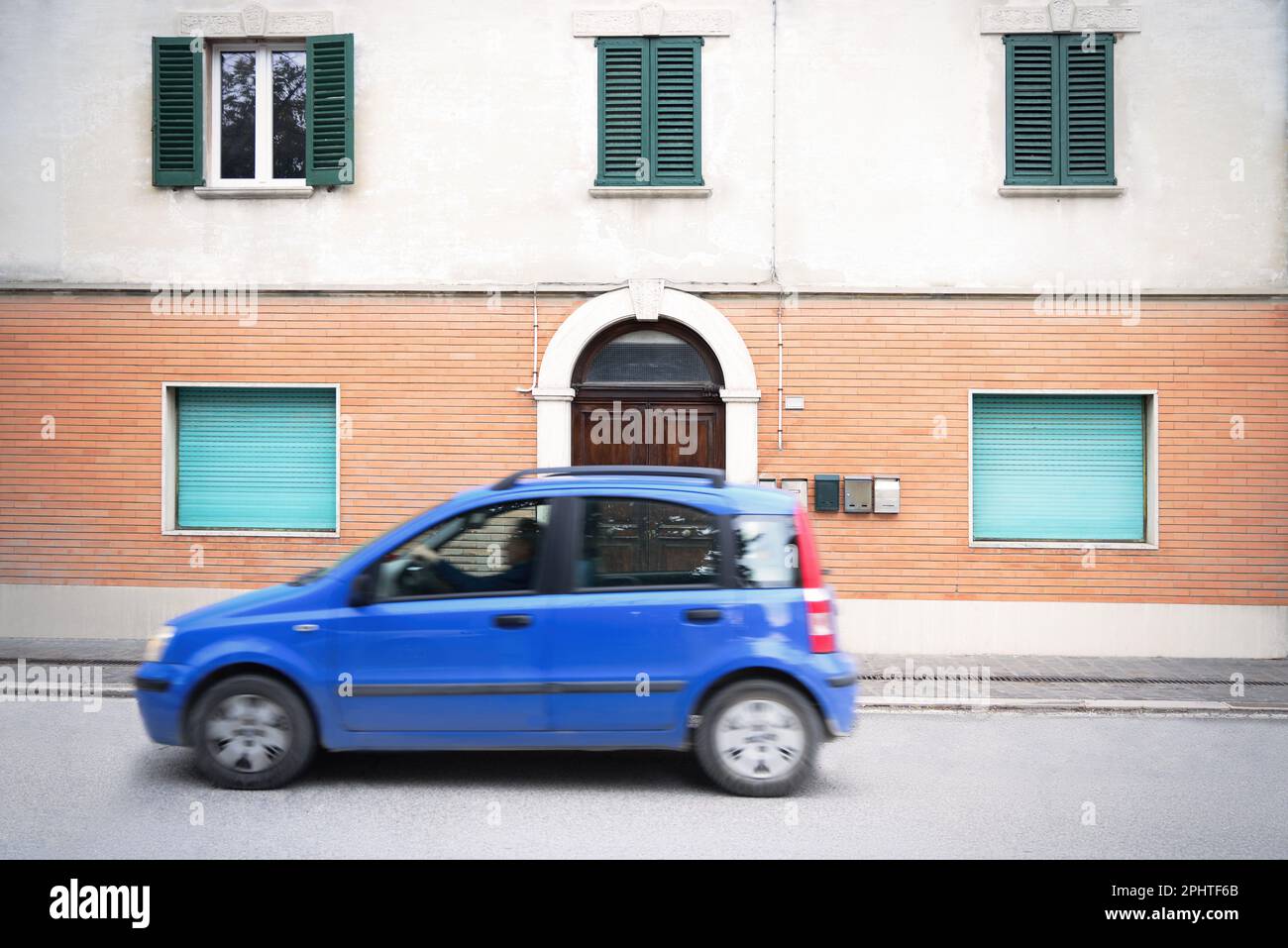 Exterior facade moving car hi-res stock photography and images - Alamy
