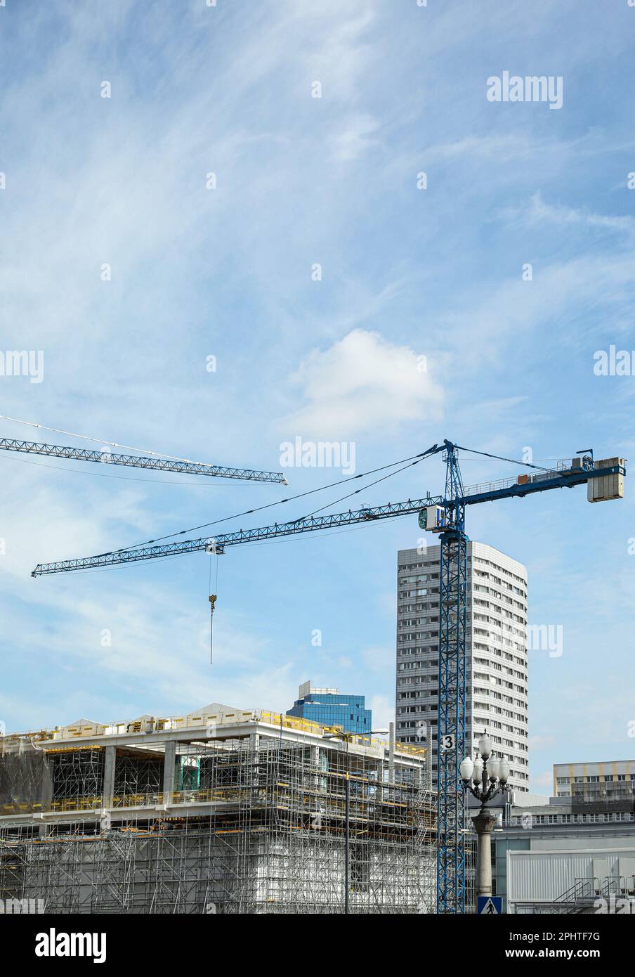 Crane lifting material skyscraper building hi-res stock photography and ...