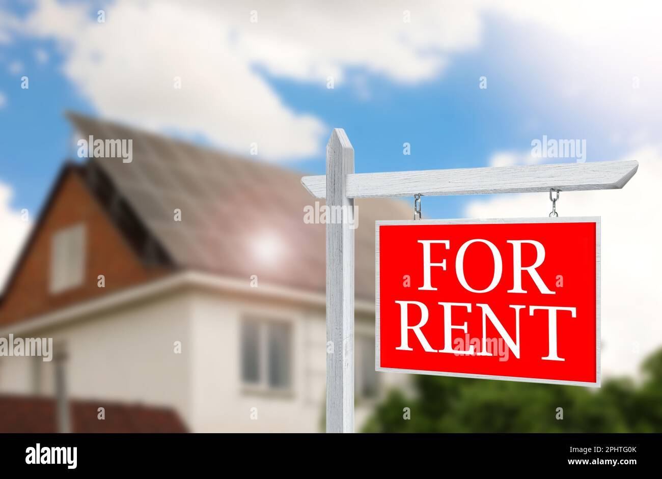 Sign with phrase FOR RENT and blurred view of beautiful house Stock ...