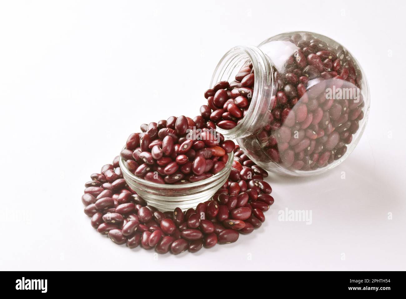 Raw kindey beans isolated on white background Stock Photo - Alamy
