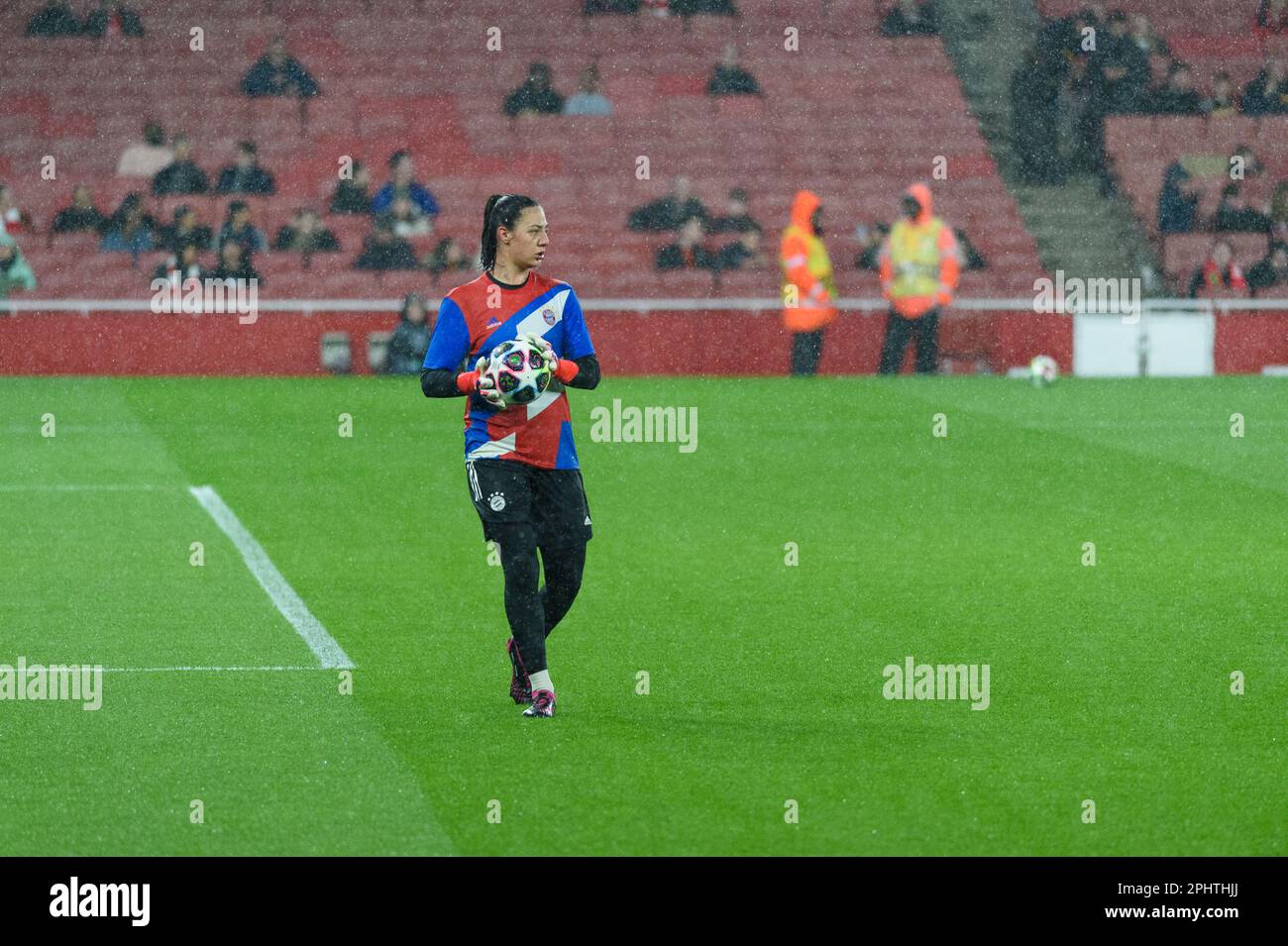 Goalkepper Maria Luisa Grohs (22 FC Bayern Munich) warming up in the ...