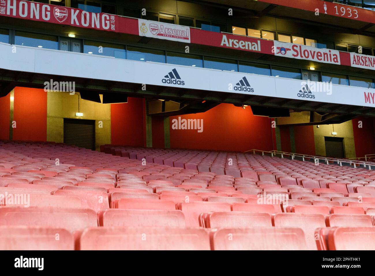 Emirates stadium arsenal empty hi-res stock photography and images - Alamy