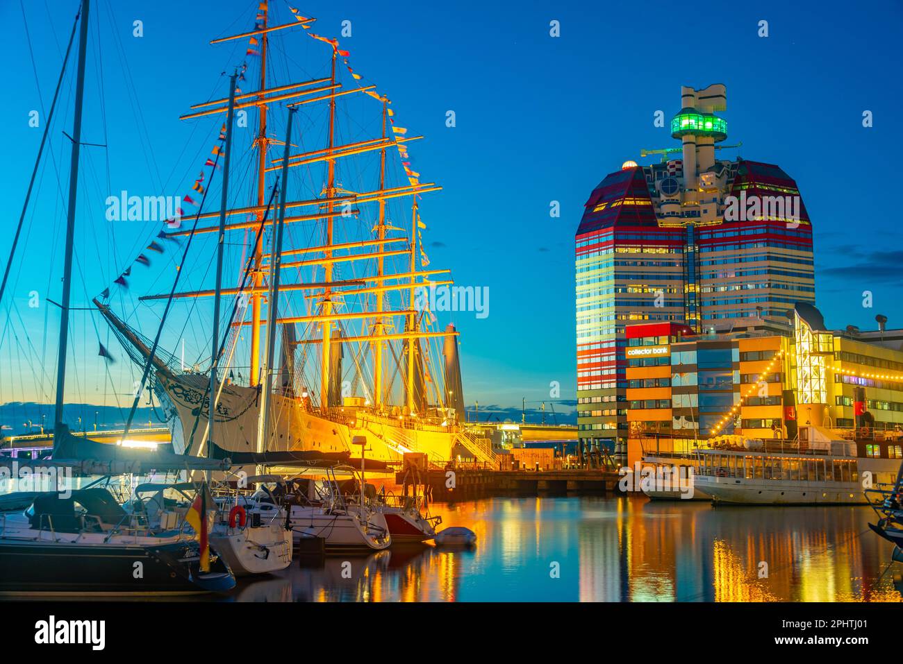 Sunset view of Lilla Bommen building and Barken Viking ship in the ...