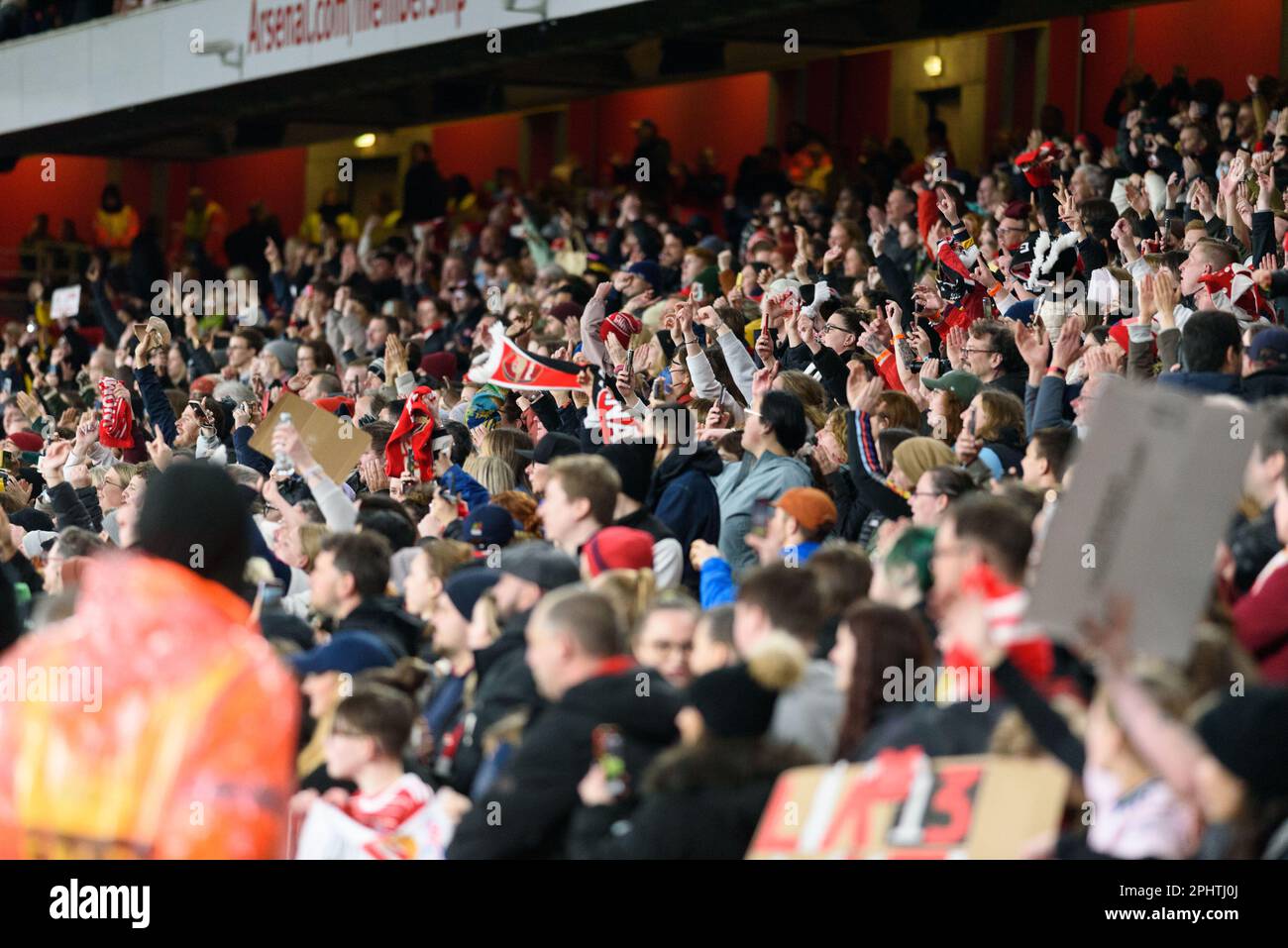 Arsenal fans celebrating hi-res stock photography and images - Alamy