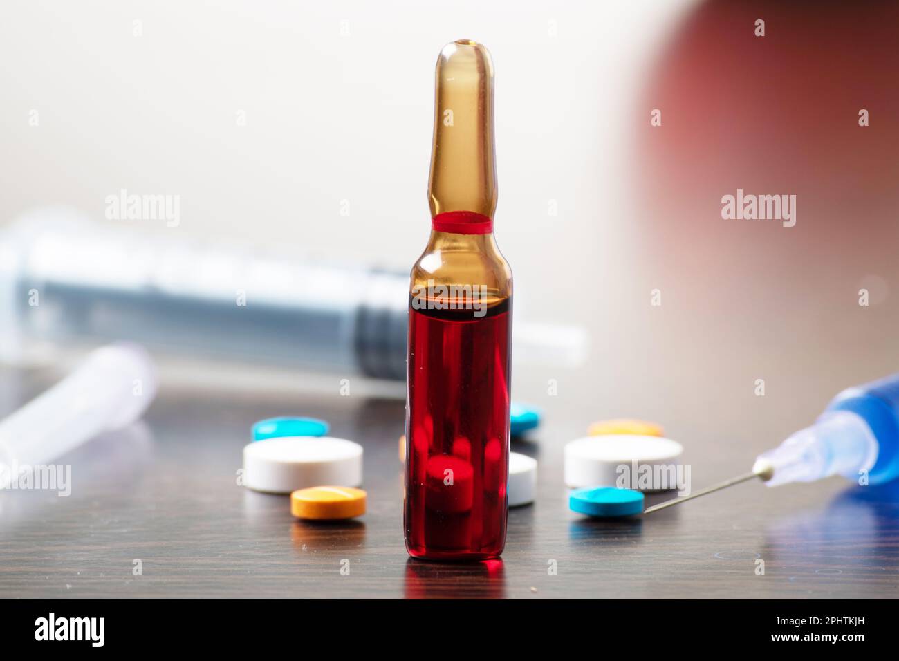 Injection vial at table in hospital, injection dose Stock Photo - Alamy