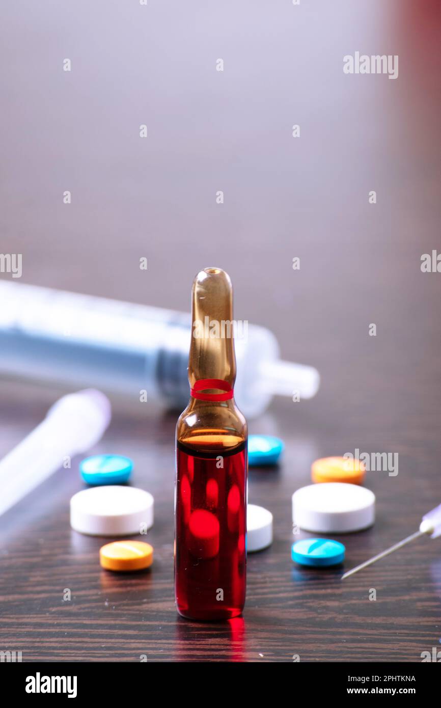 Injection vial at table with medicine, injection dose Stock Photo - Alamy