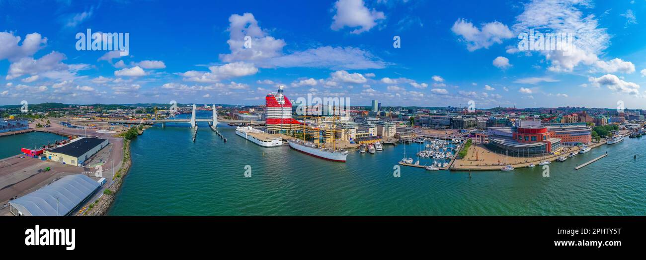 Lilla Bommen building, opera building and Barken Viking ship in the ...