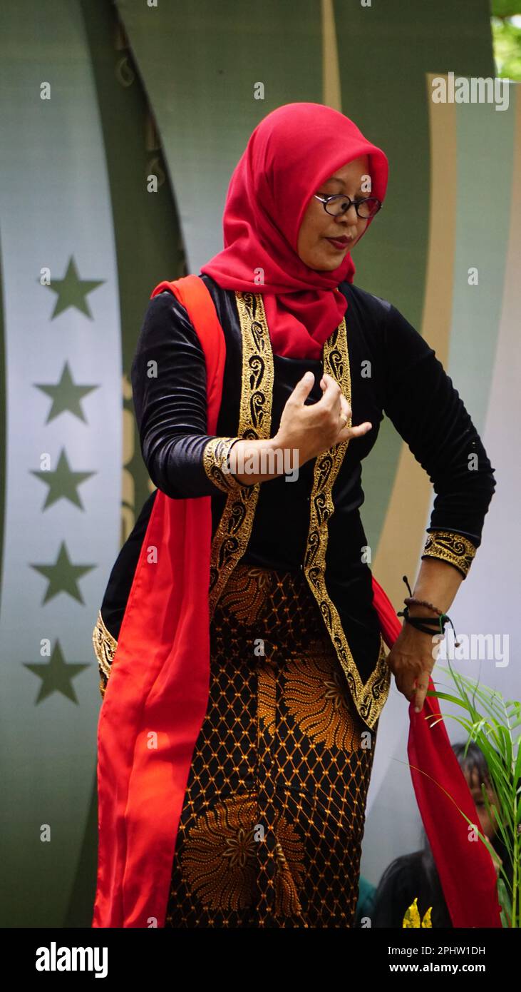 Tari gambyong hi-res stock photography and images - Alamy
