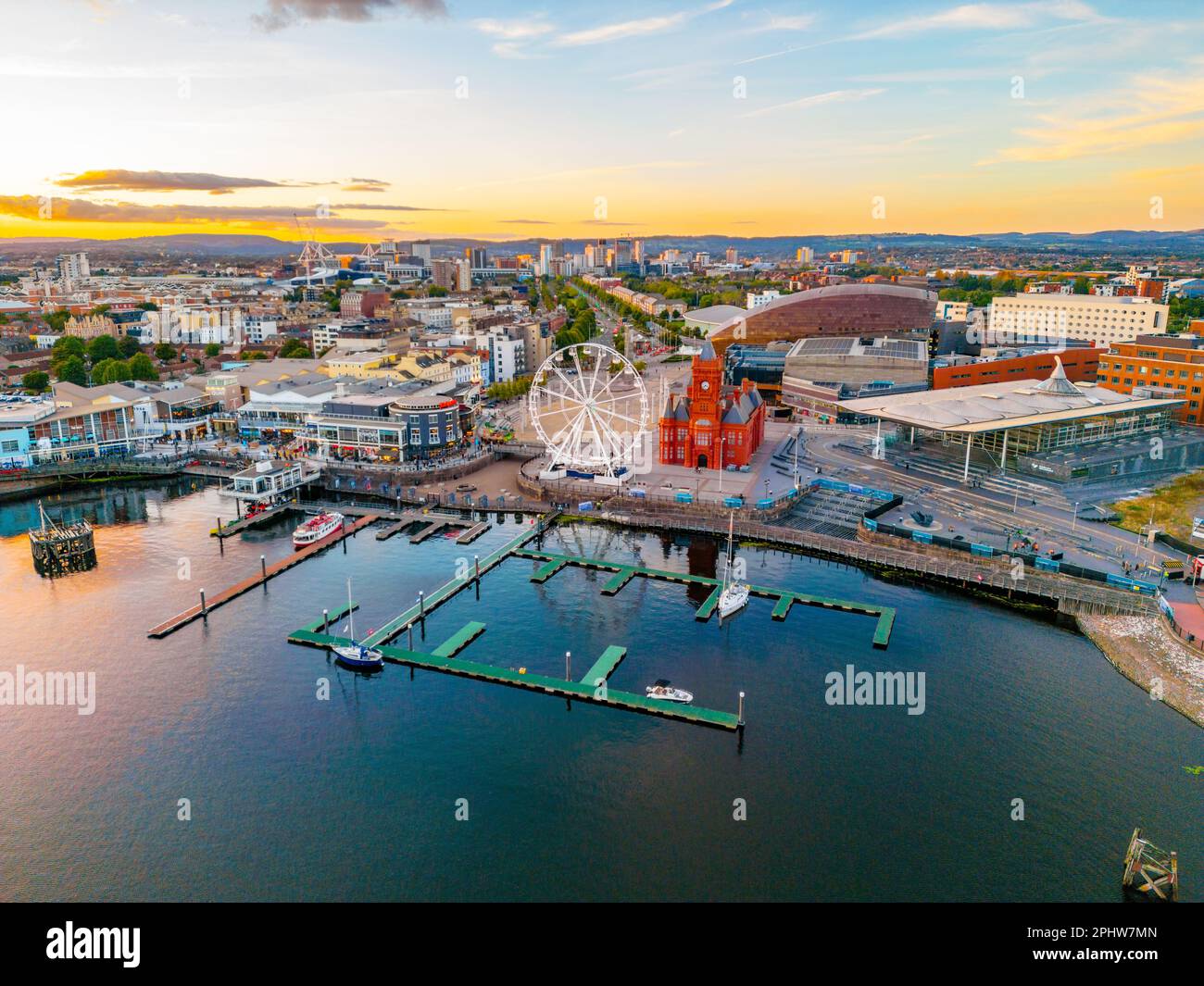 Cardiff marina sunset hi-res stock photography and images - Alamy