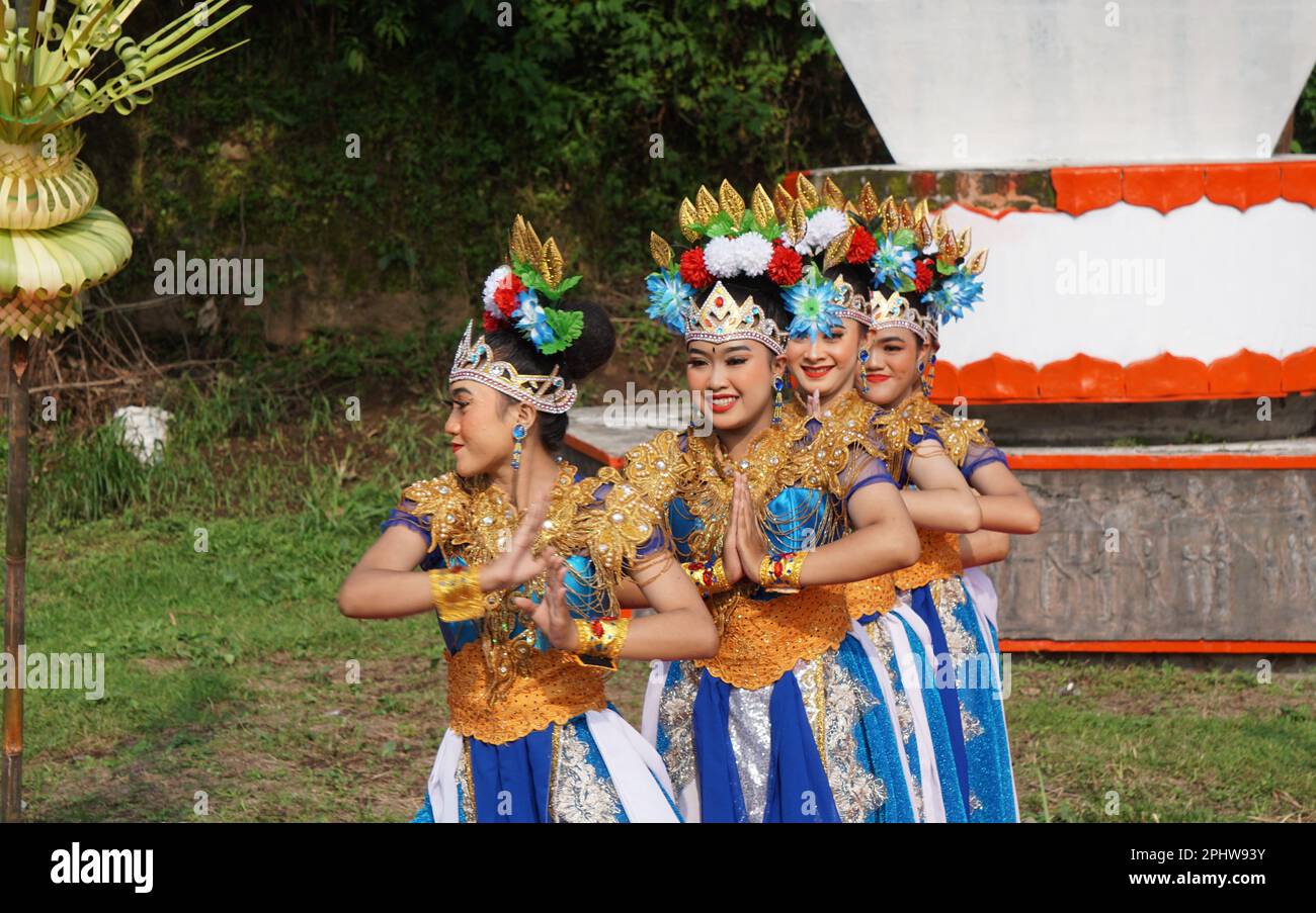 Indonesian perform harinjing dance on niti sowan harinjing ceremony ...