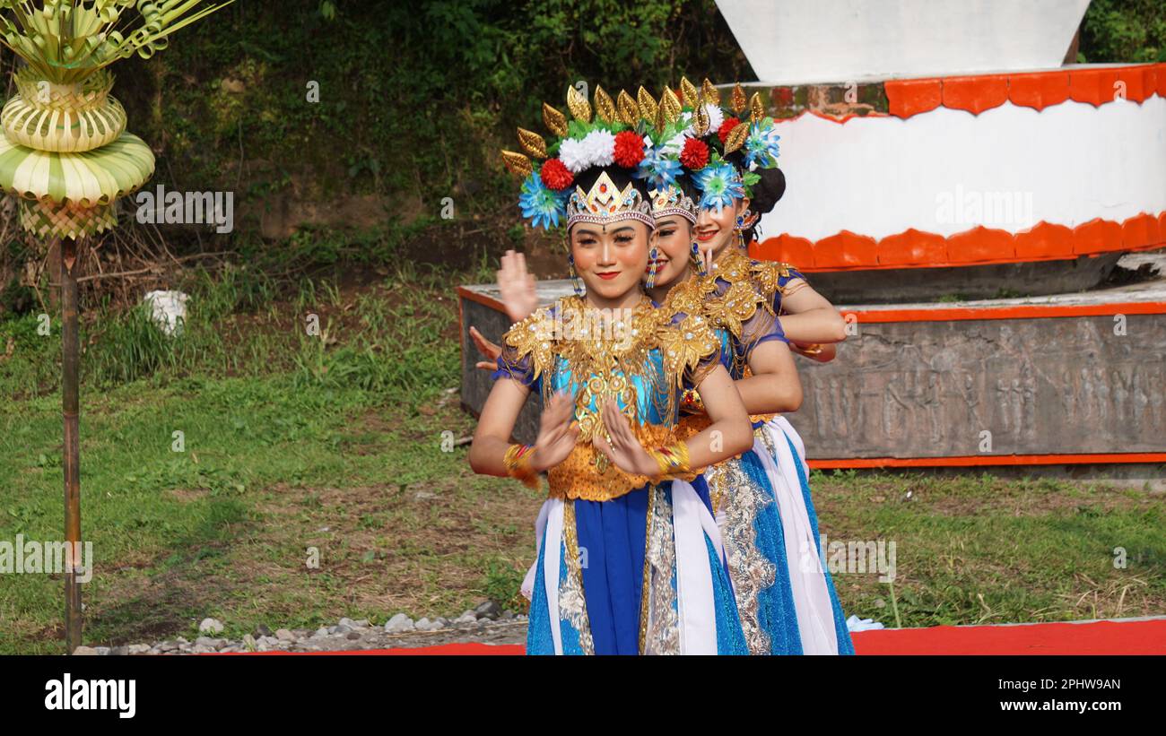 Indonesian perform harinjing dance on niti sowan harinjing ceremony ...