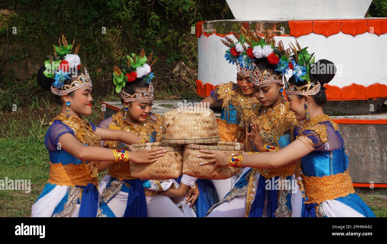 Indonesian perform harinjing dance on niti sowan harinjing ceremony ...