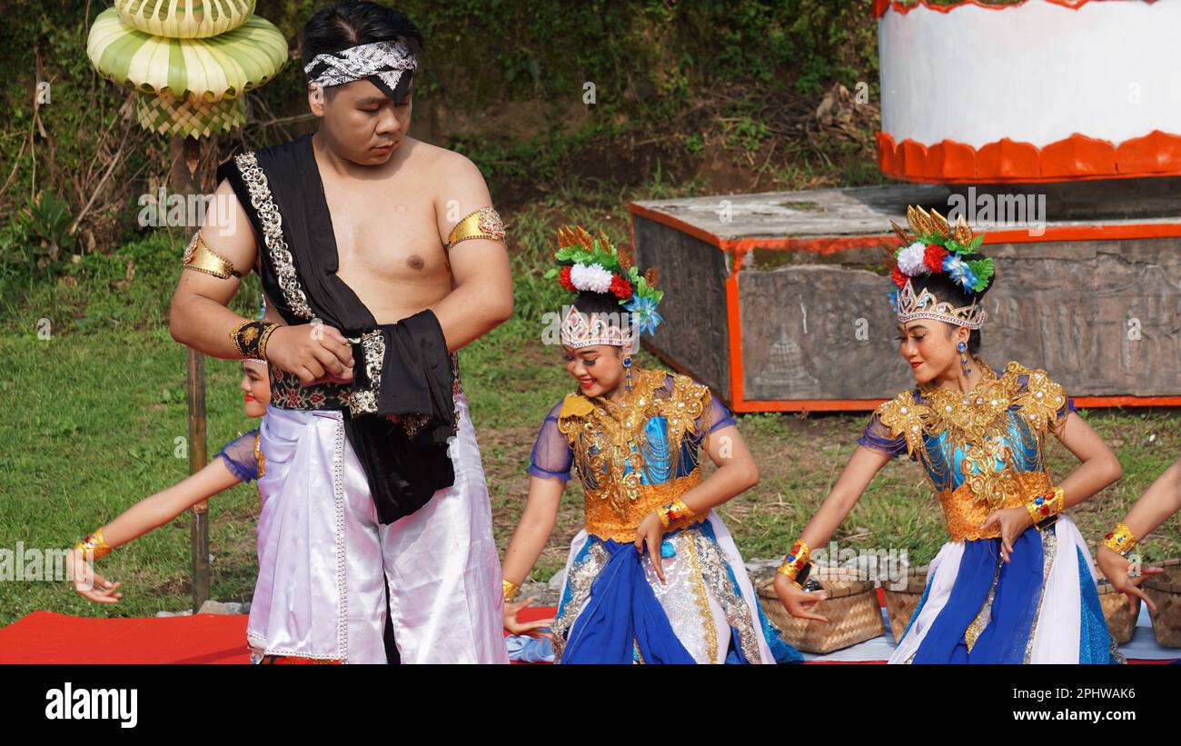 Indonesian perform harinjing dance on niti sowan harinjing ceremony ...