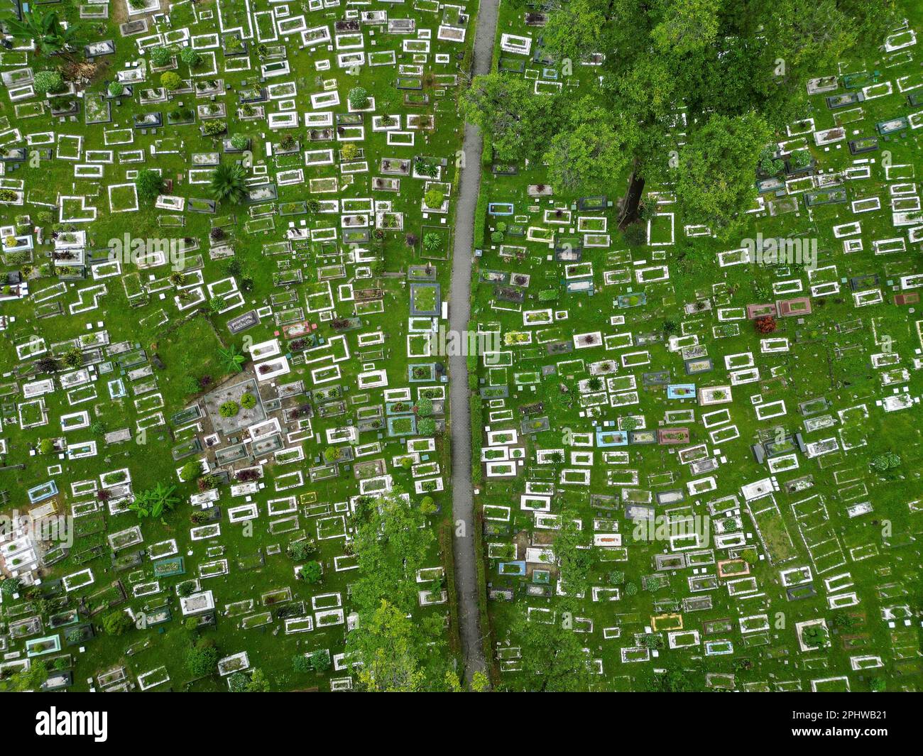 Aerial top down view of green lush Muslim cemetery Stock Photo - Alamy